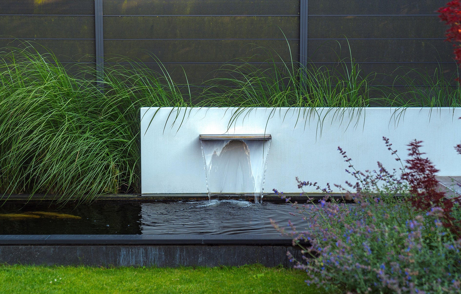 Aluminium Water Fountains & Pond Walls | Stylish Garden Water Features ...