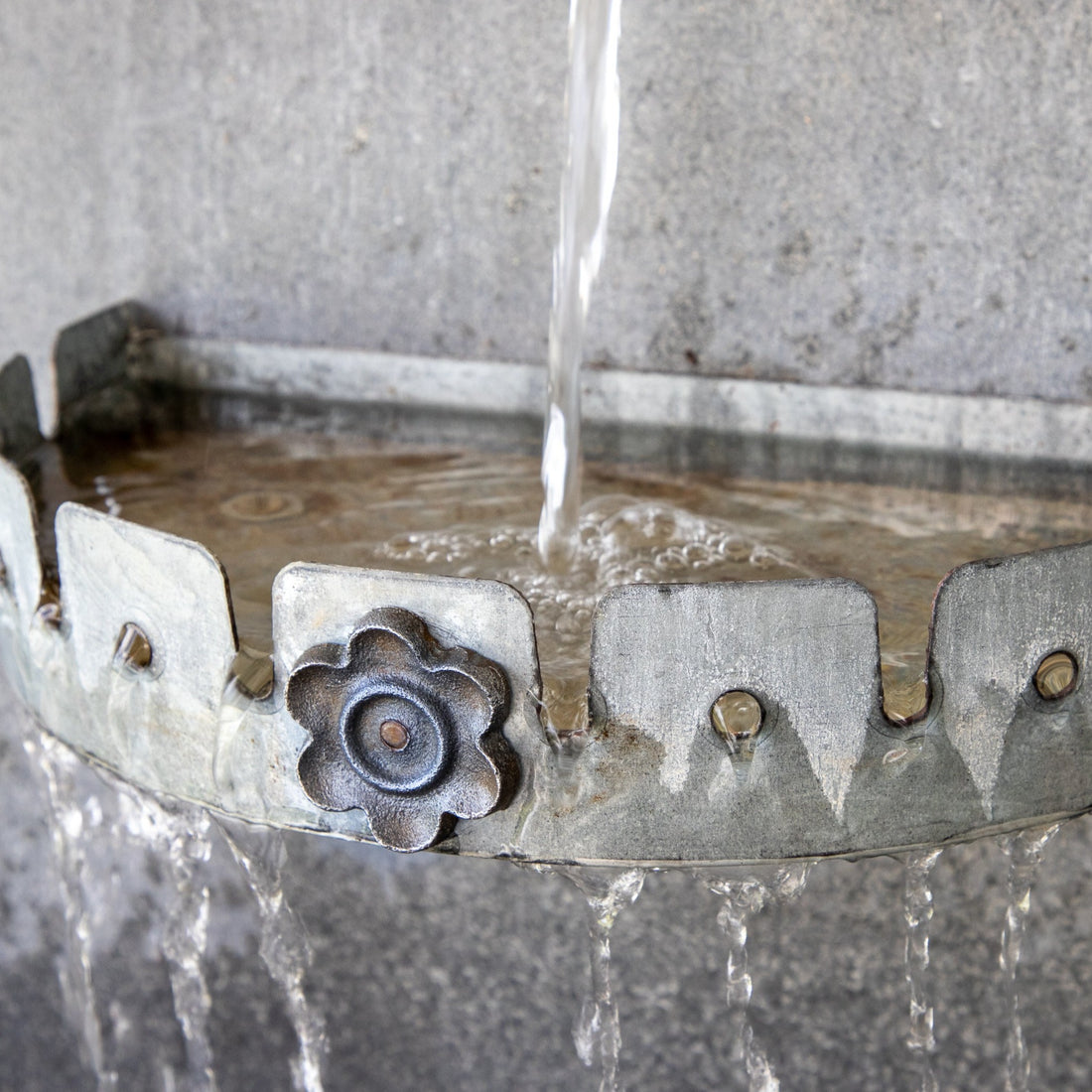 Traditional Galvanised Steel Water Feature Trough – Urban Grow UK Ltd